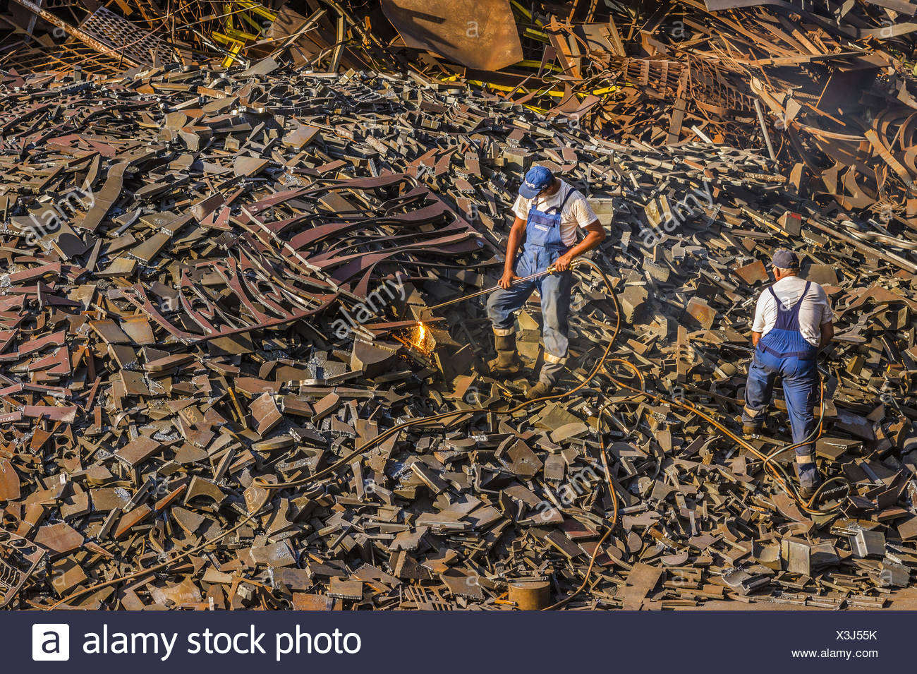 Scrap Metal Cutting Stock Photos & Scrap Metal Cutting Stock Images - Alamy