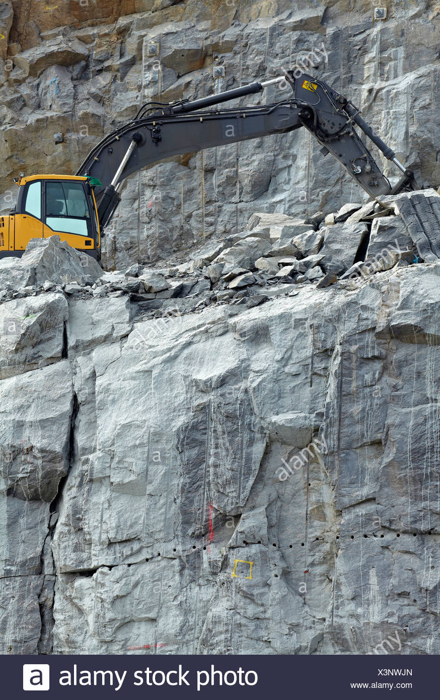 Excavator Digging High Resolution Stock Photography and Images - Alamy