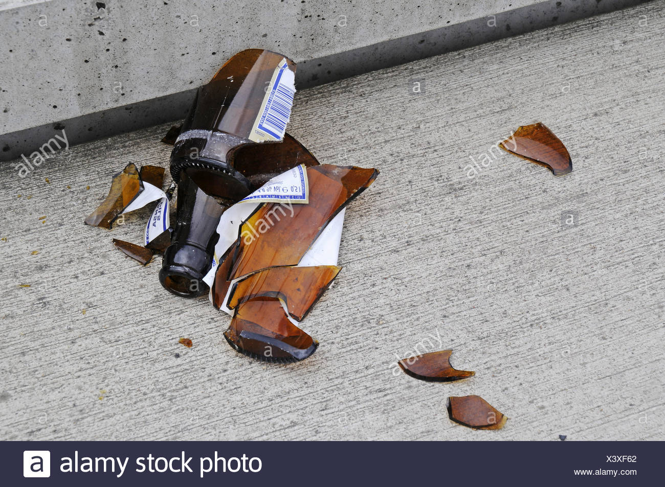 Broken Glass Bottle Stock Photos & Broken Glass Bottle Stock Images - Alamy