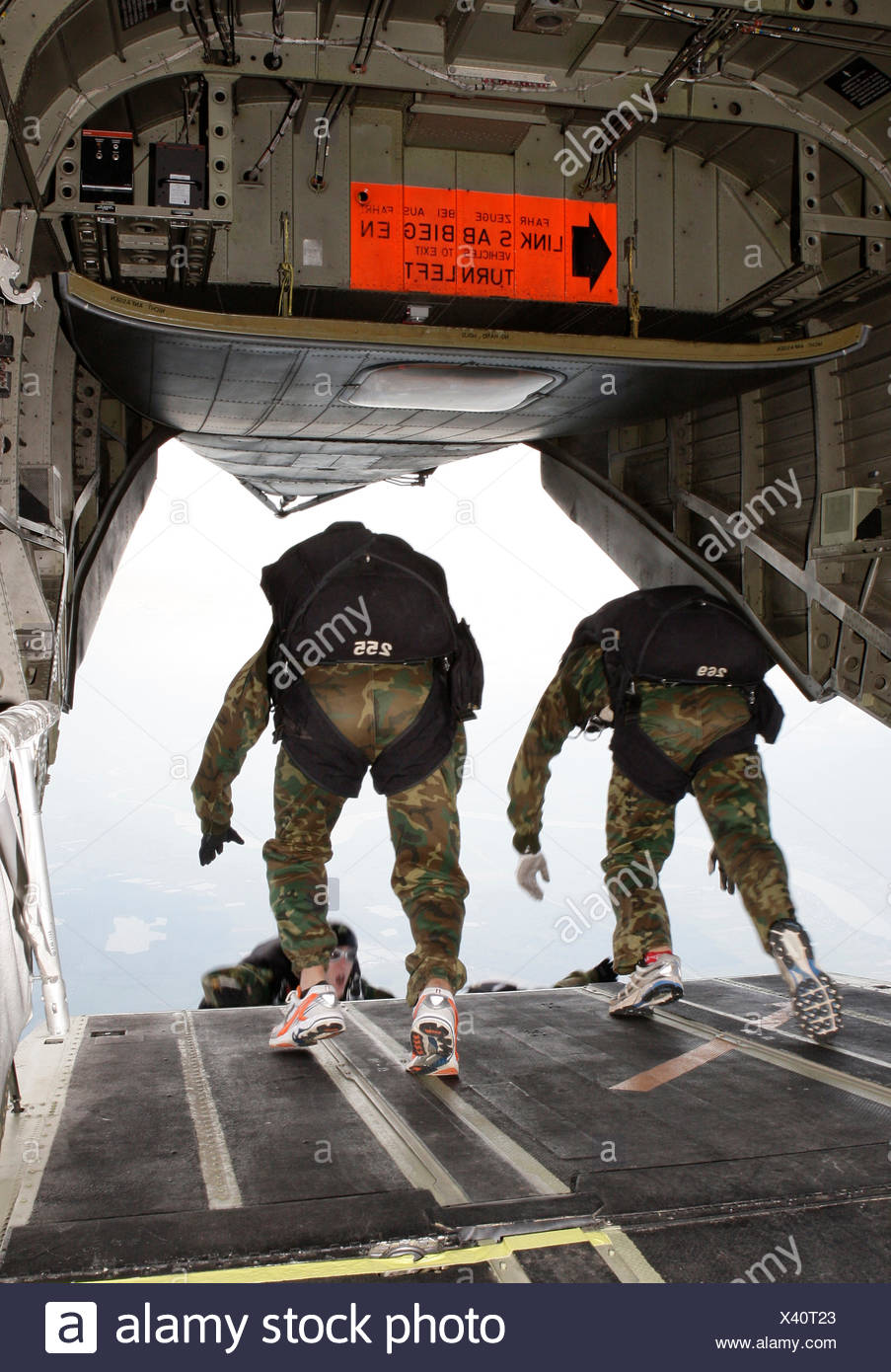Paratroopers Jumping High Resolution Stock Photography and Images - Alamy