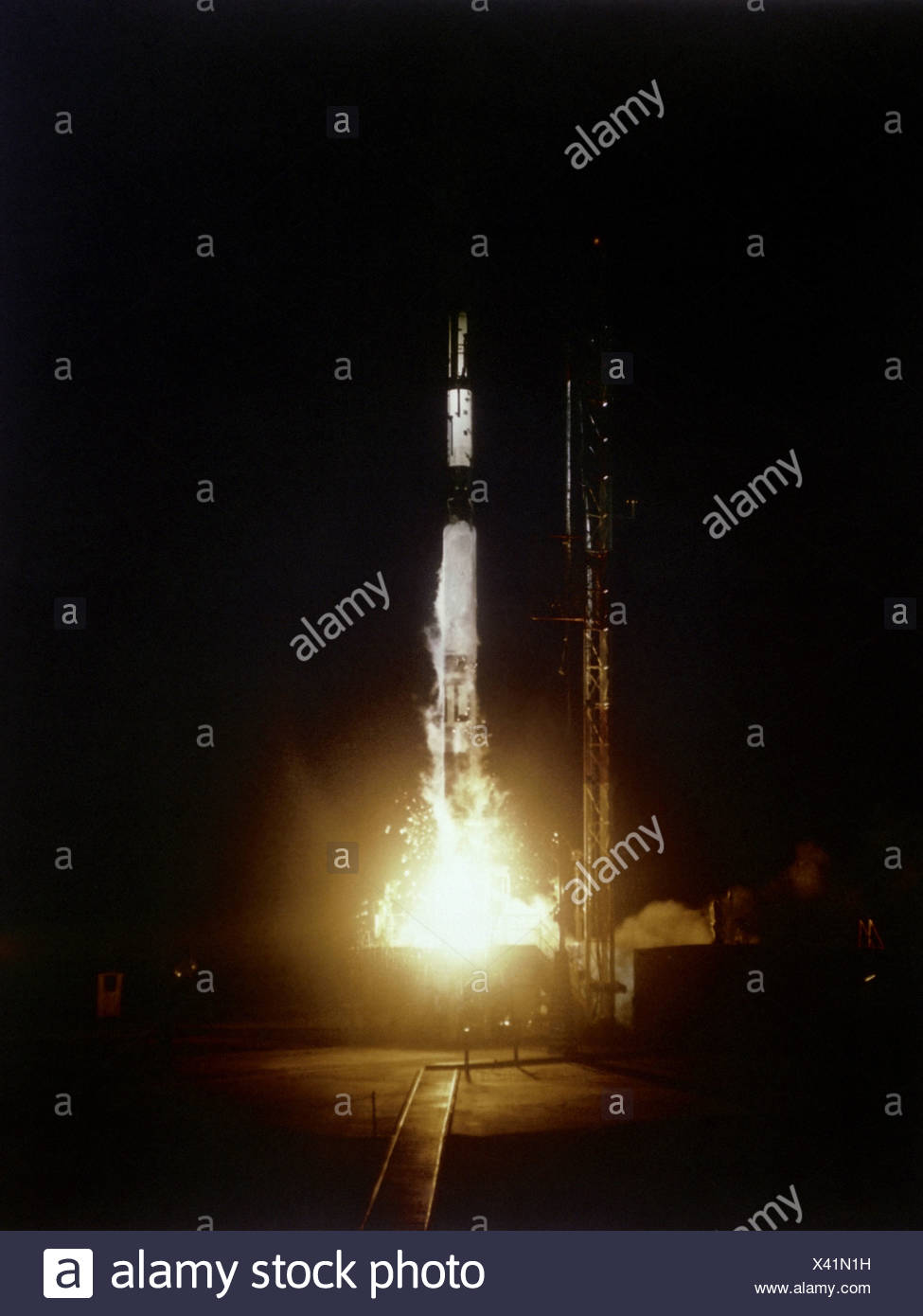 Vanguard Rocket Launch Stock Photos & Vanguard Rocket Launch Stock ...