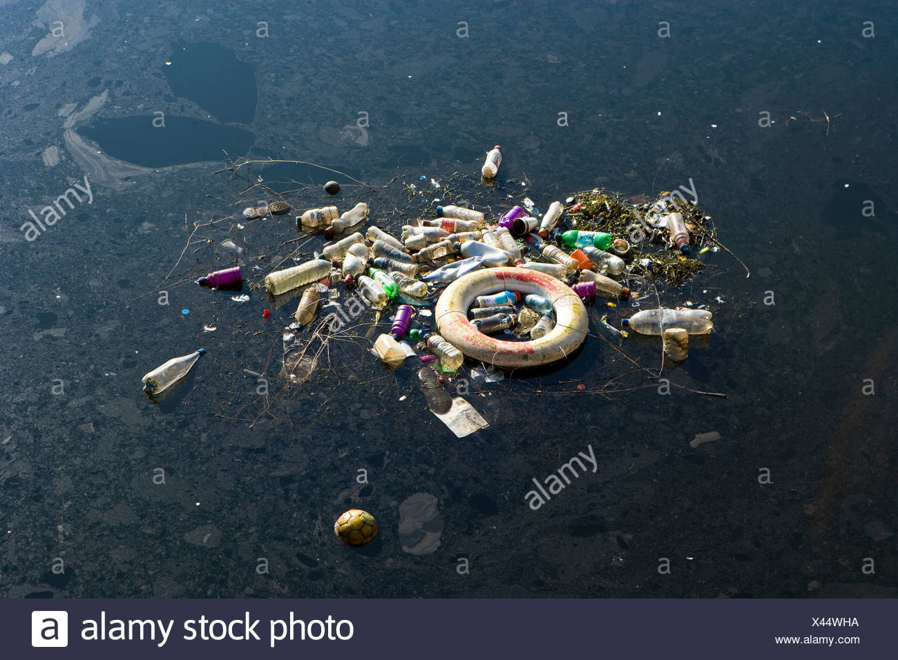 Rubbish In Water Stock Photos & Rubbish In Water Stock Images - Alamy