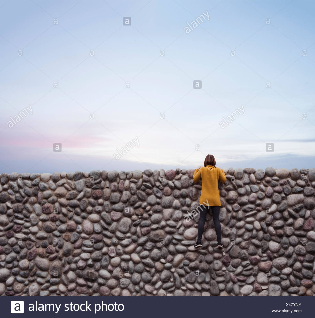 Peering Over Wall Stock Photos & Peering Over Wall Stock Images - Alamy