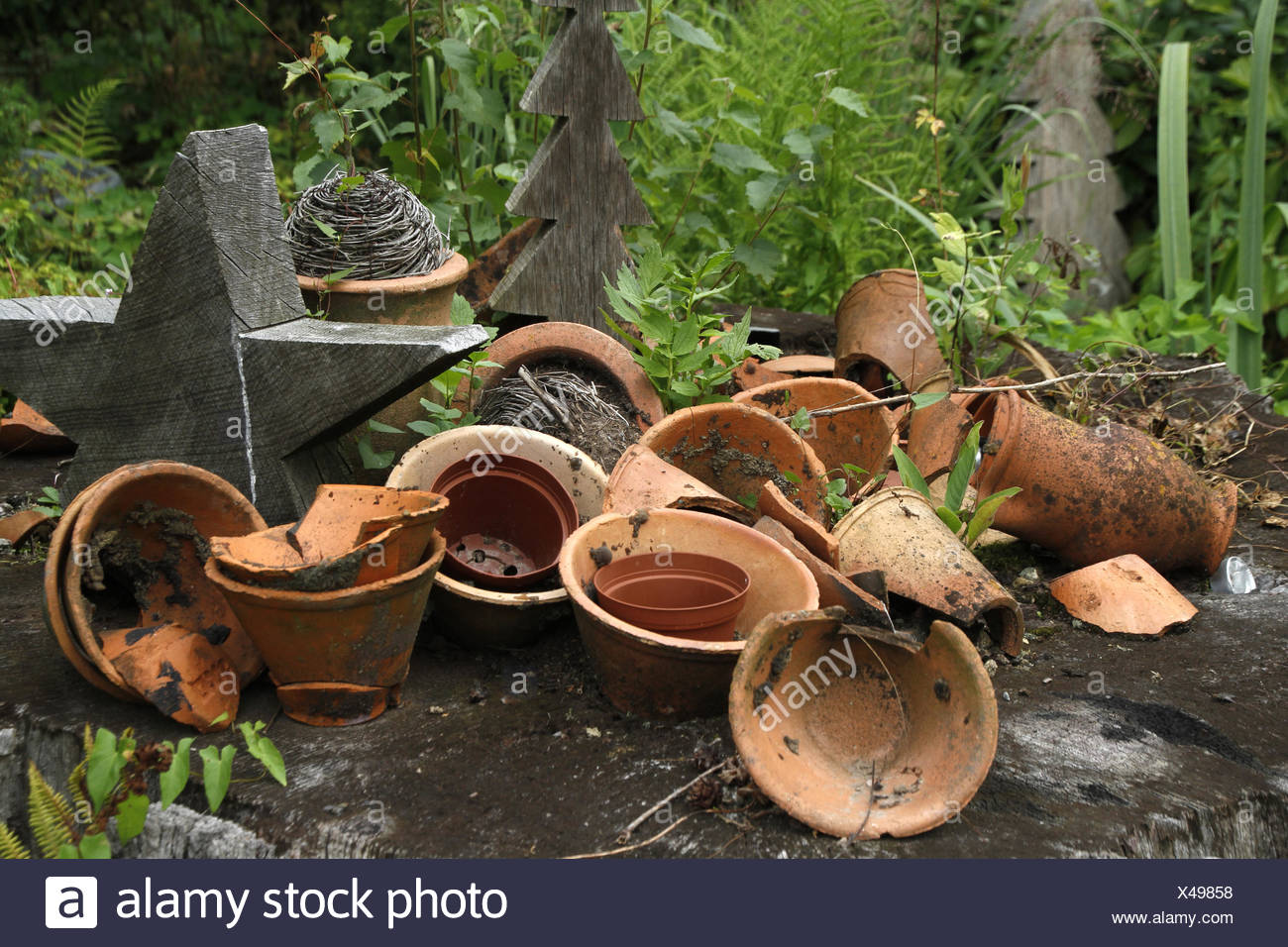 Broken Pot Garden Stock Photos & Broken Pot Garden Stock Images - Alamy