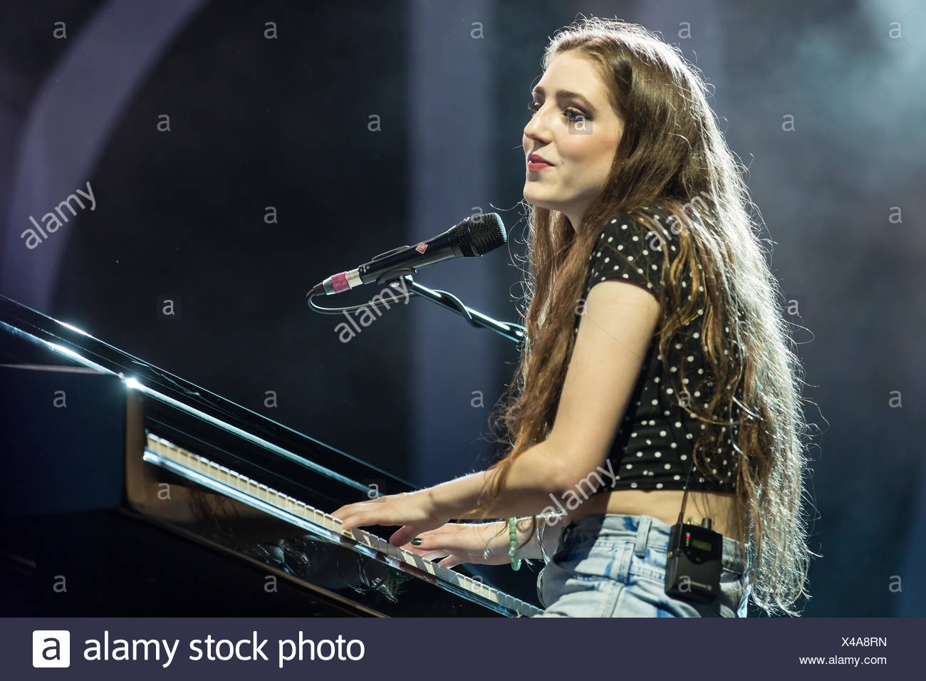 Birdy Singer Stock Photos & Birdy Singer Stock Images - Alamy
