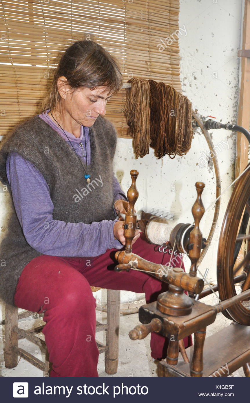 Old Fashioned Spinning Wheel High Resolution Stock Photography and ...