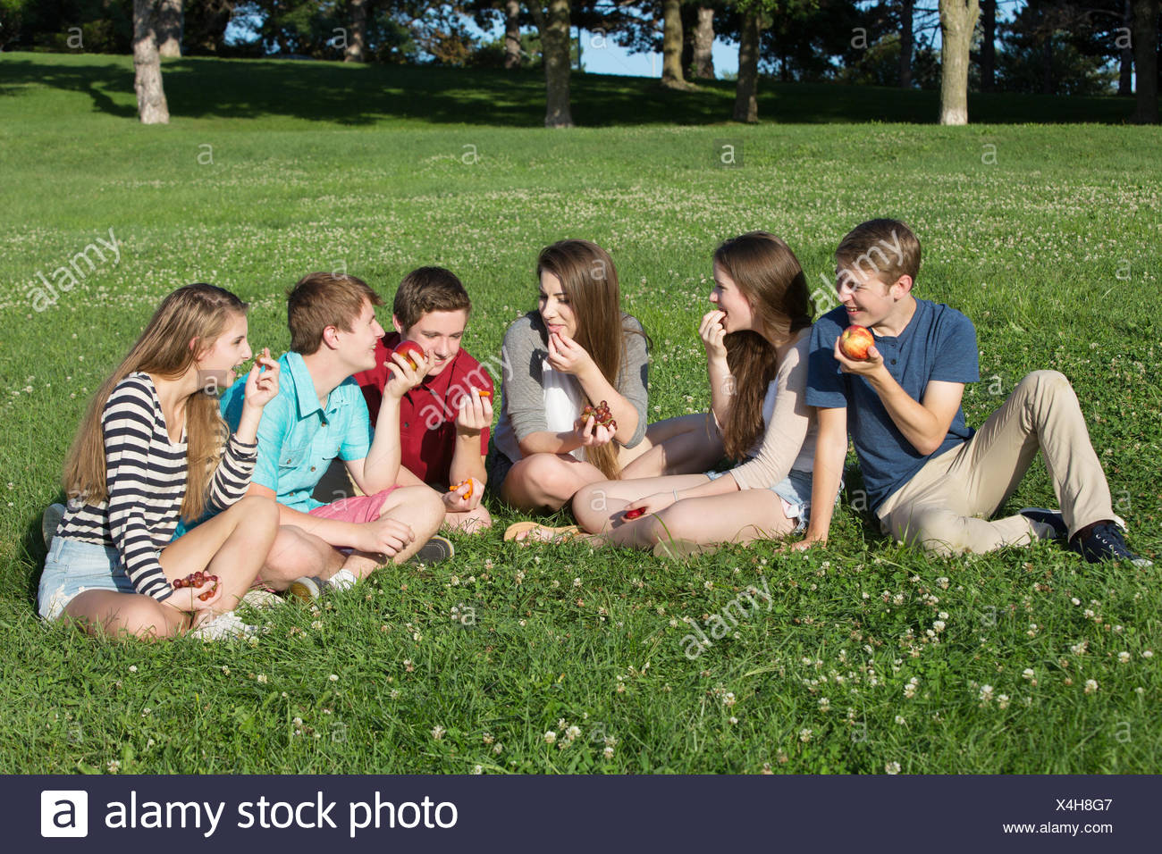 Teens Eating Healthy Group Stock Photos & Teens Eating Healthy Group ...