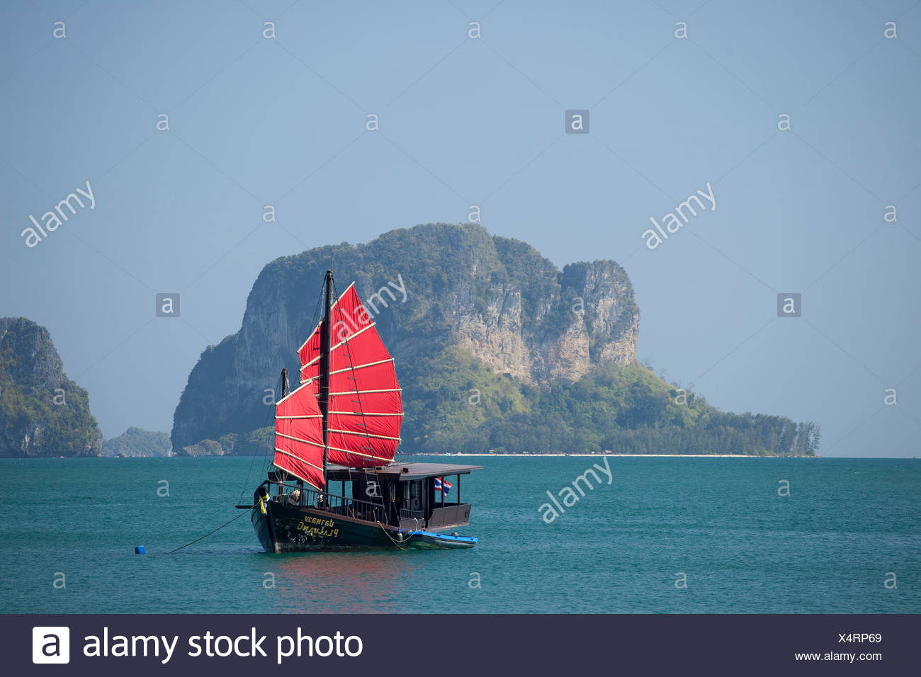 Vietnamese Junk Boat High Resolution Stock Photography and Images - Alamy