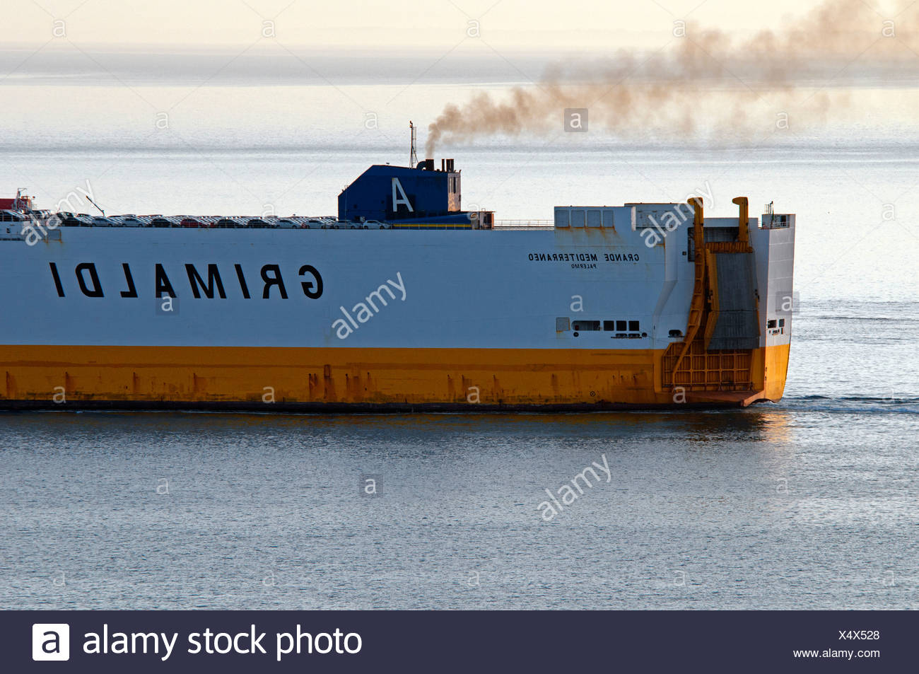 Ship Carrying Cars Stock Photos & Ship Carrying Cars Stock Images - Alamy