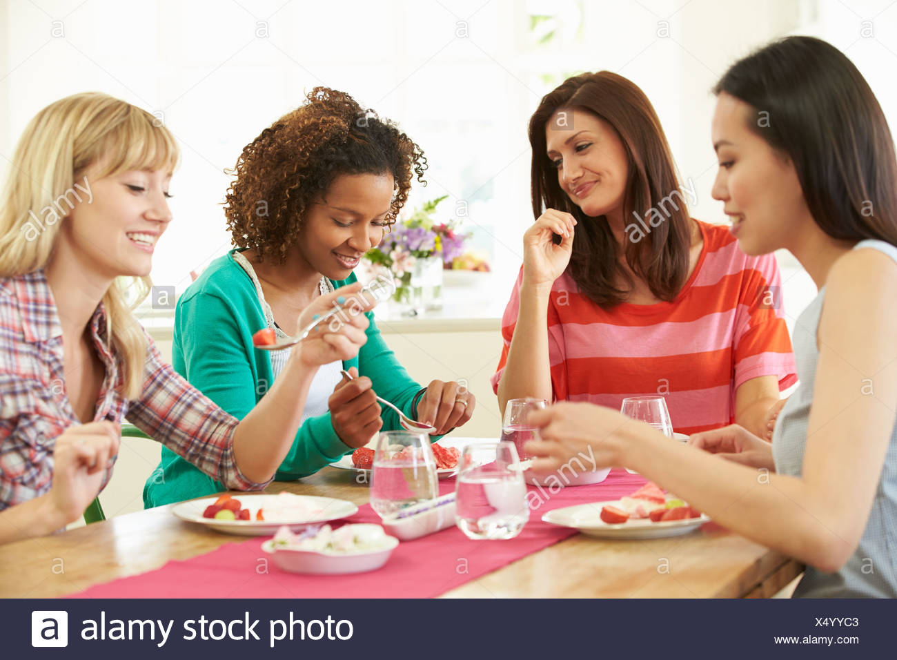 Women Sitting Around Kitchen Table Stock Photos & Women Sitting Around ...