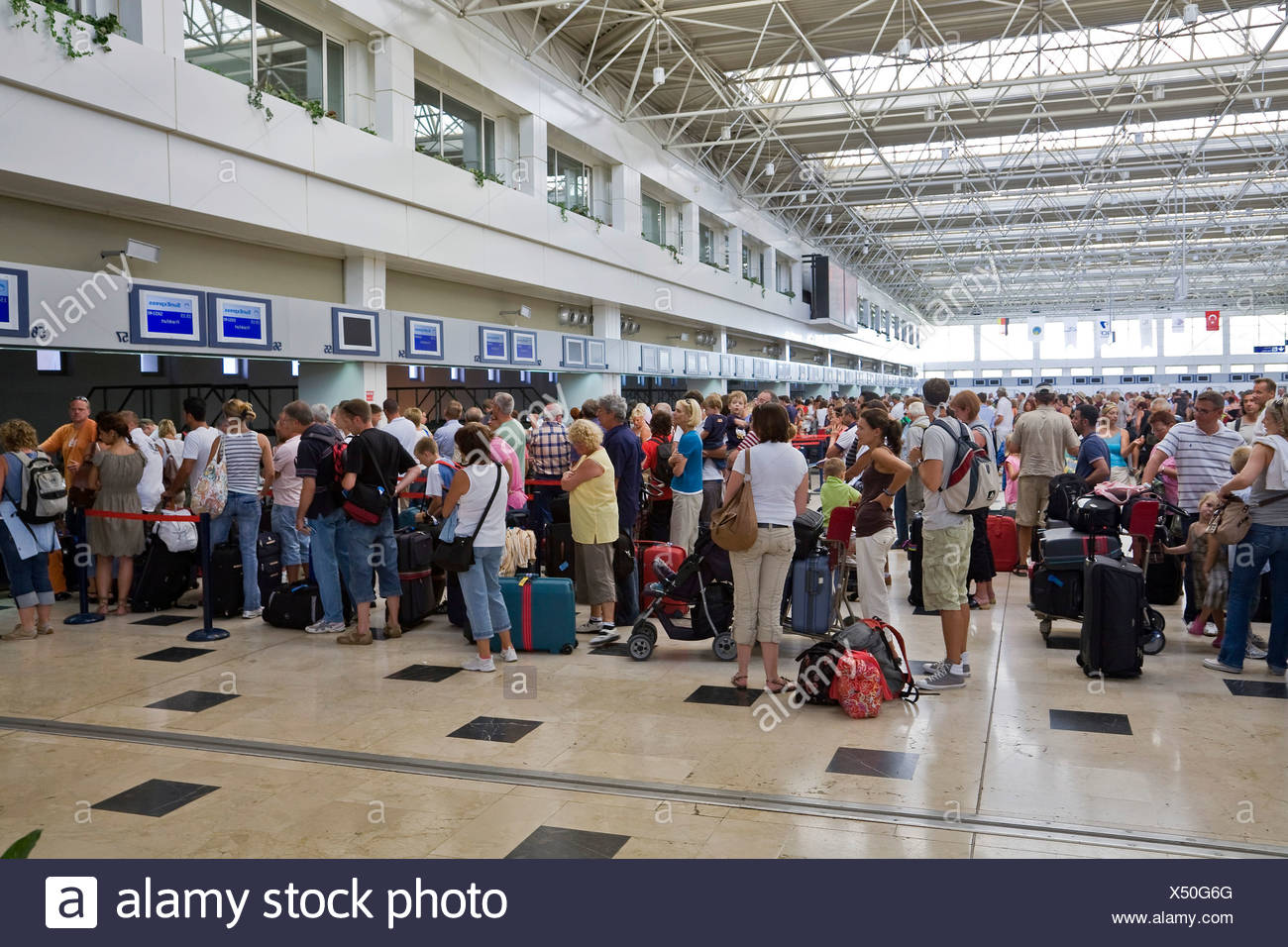 Schlangestehendes High Resolution Stock Photography and Images - Alamy