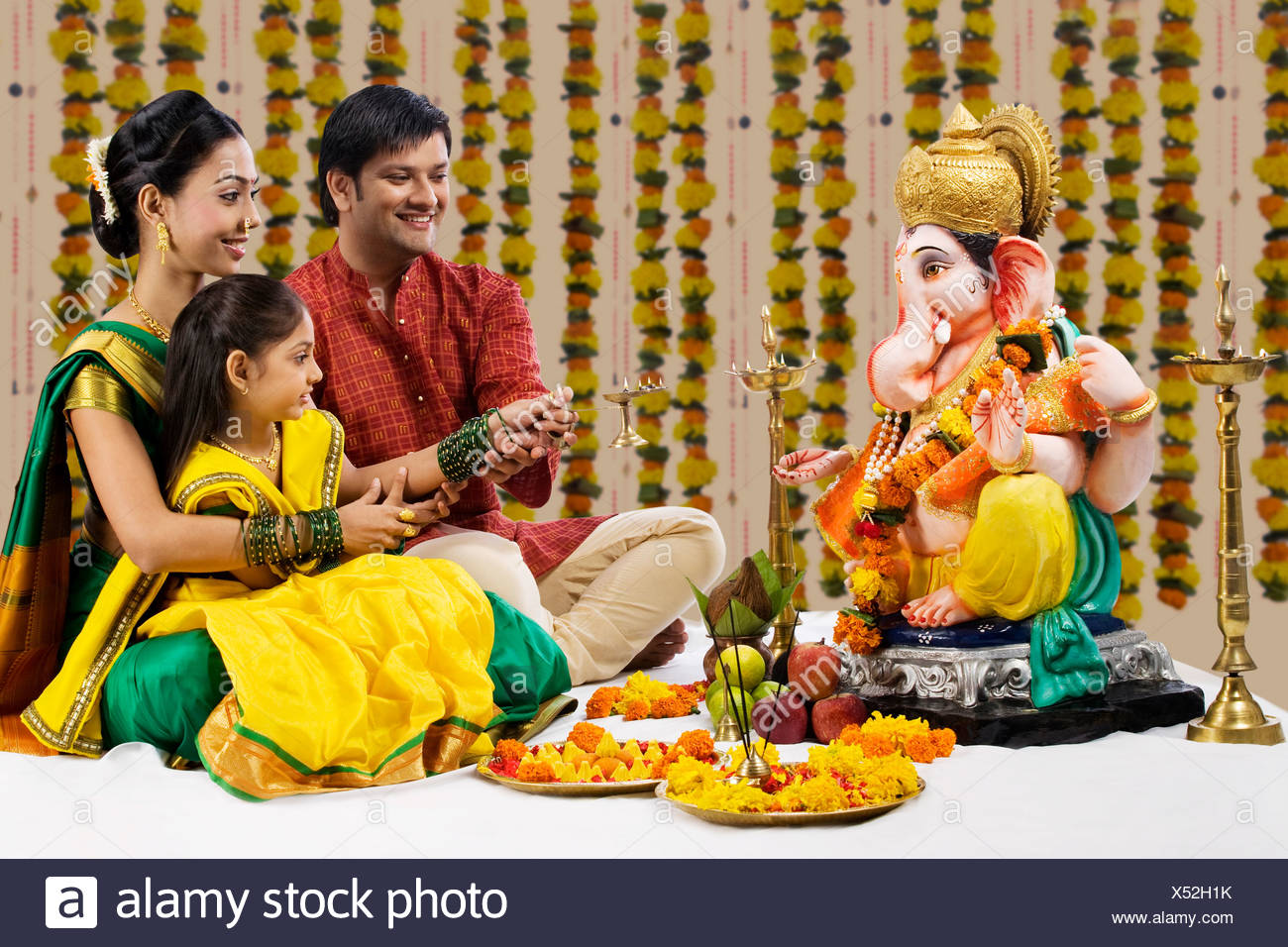 Performing Pooja Stock Photos & Performing Pooja Stock Images - Alamy