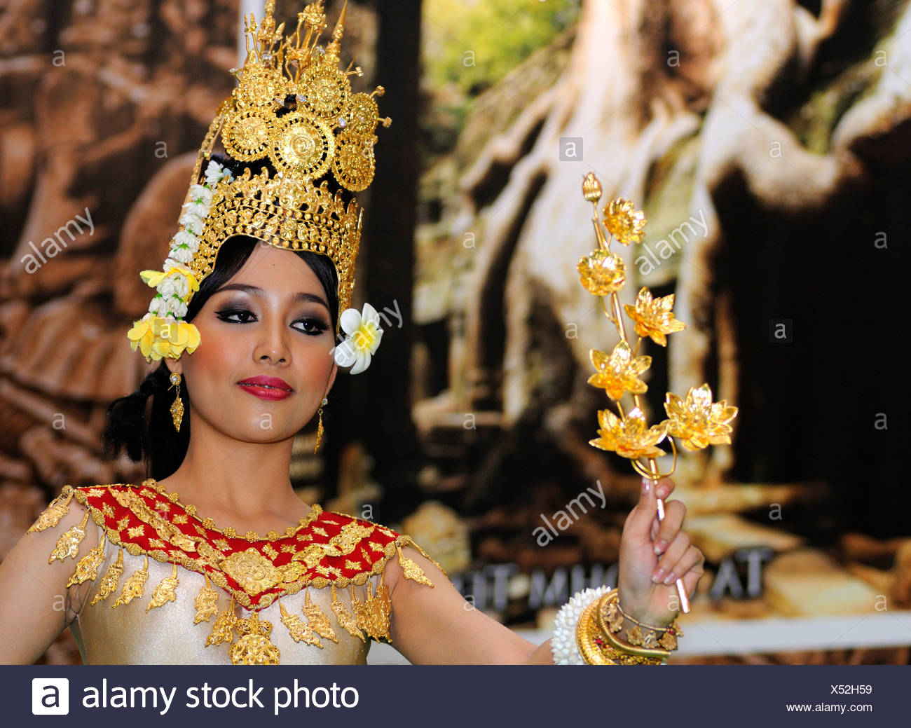 Khmer Classical Dance Stock Photos & Khmer Classical Dance Stock Images ...
