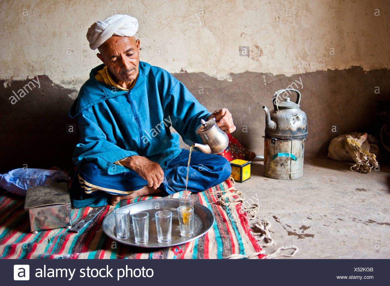 Berber Pouring Tea High Resolution Stock Photography and Images - Alamy