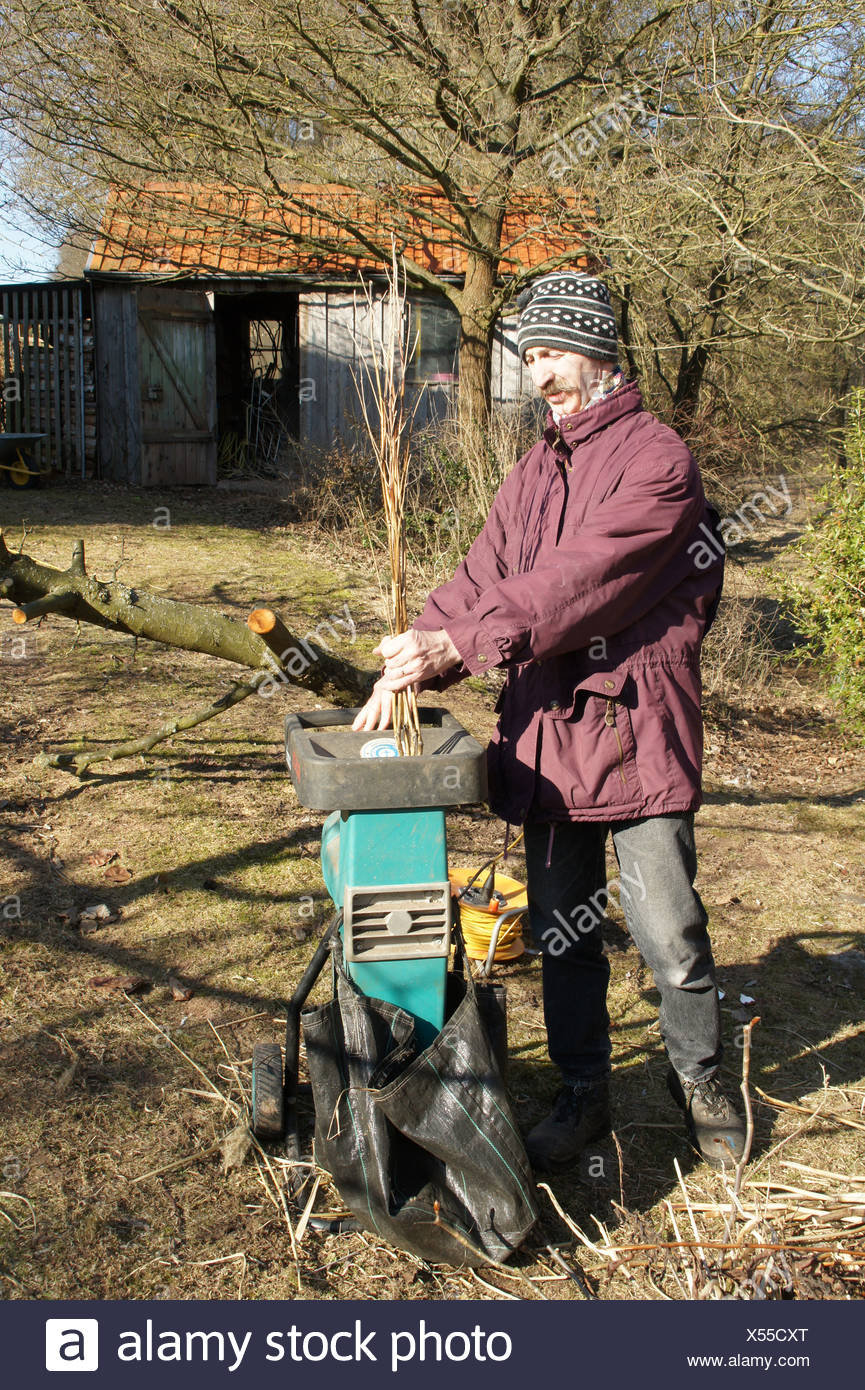 Holz Schreddern High Resolution Stock Photography and Images - Alamy