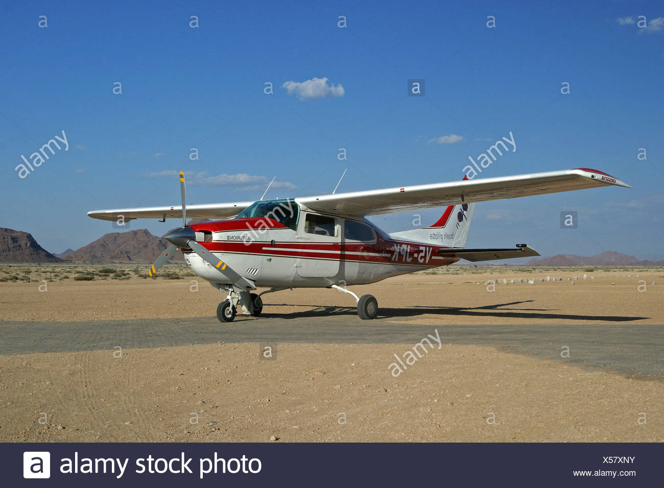 Single Engine Cessna Stock Photos & Single Engine Cessna Stock Images ...