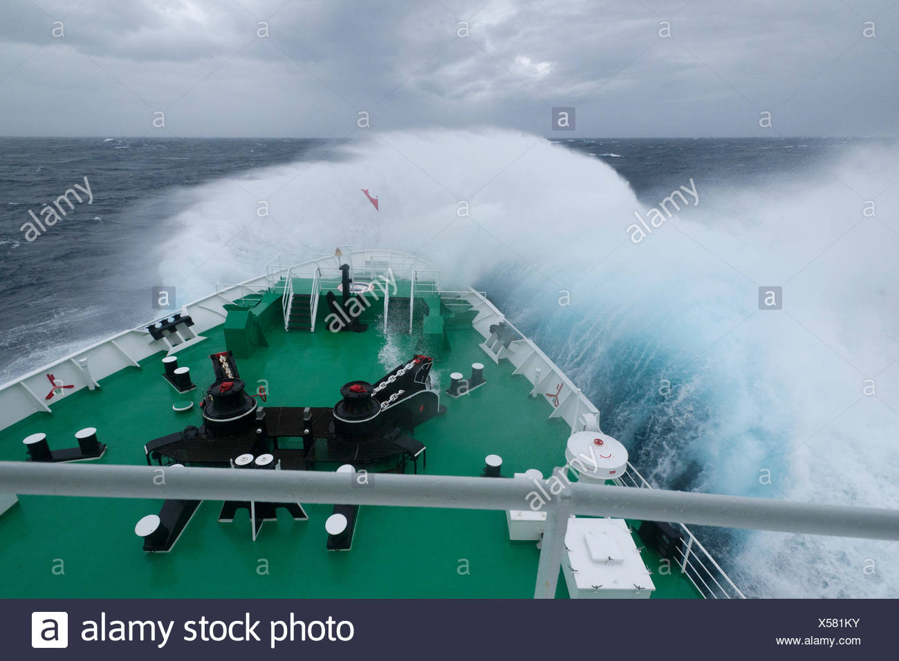 Ships Bow Wave Stock Photos & Ships Bow Wave Stock Images - Alamy