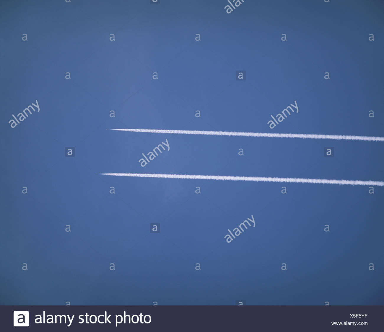Airplane Vapour Trail Stock Photos & Airplane Vapour Trail Stock Images ...