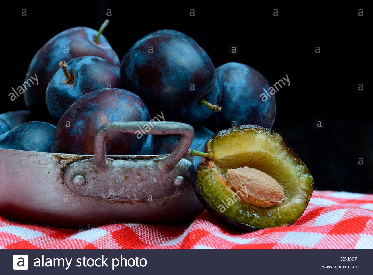 Pflaumen High Resolution Stock Photography and Images - Alamy