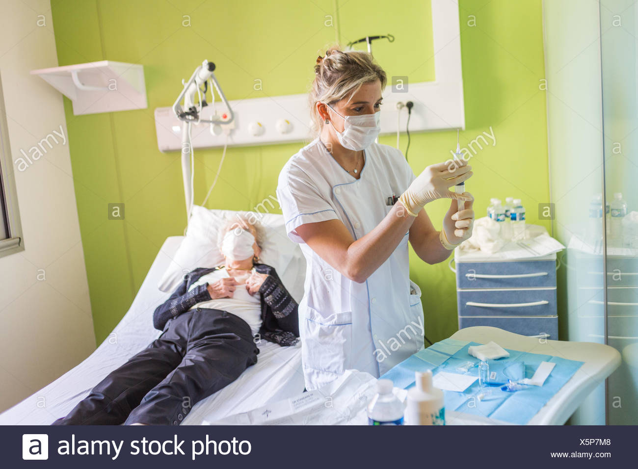 Chemotherapy Nurse High Resolution Stock Photography and Images - Alamy