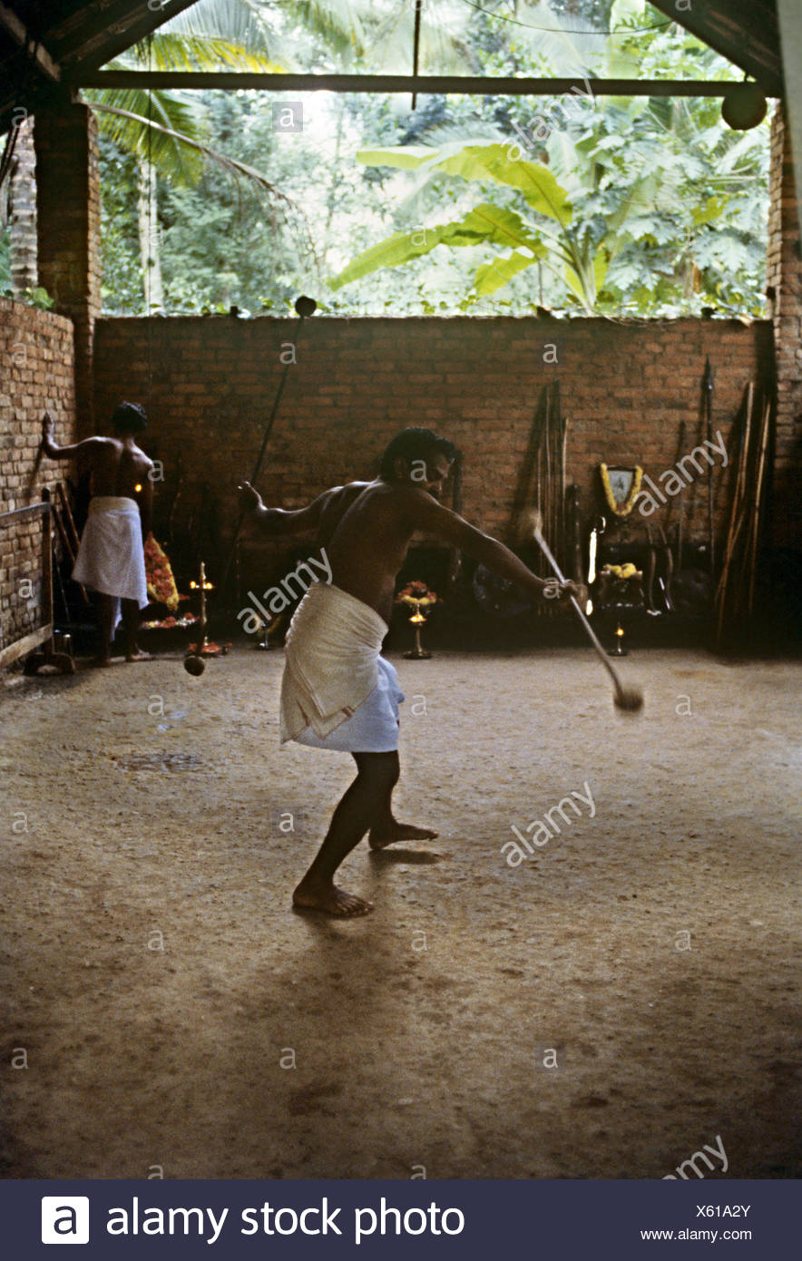 Kalaripayattu Stock Photos & Kalaripayattu Stock Images - Alamy