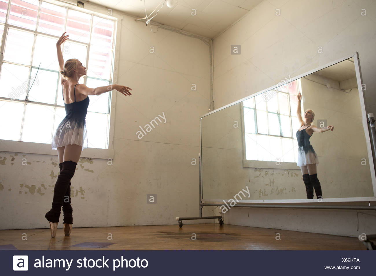 Woman Full Length Mirror High Resolution Stock Photography and Images ...