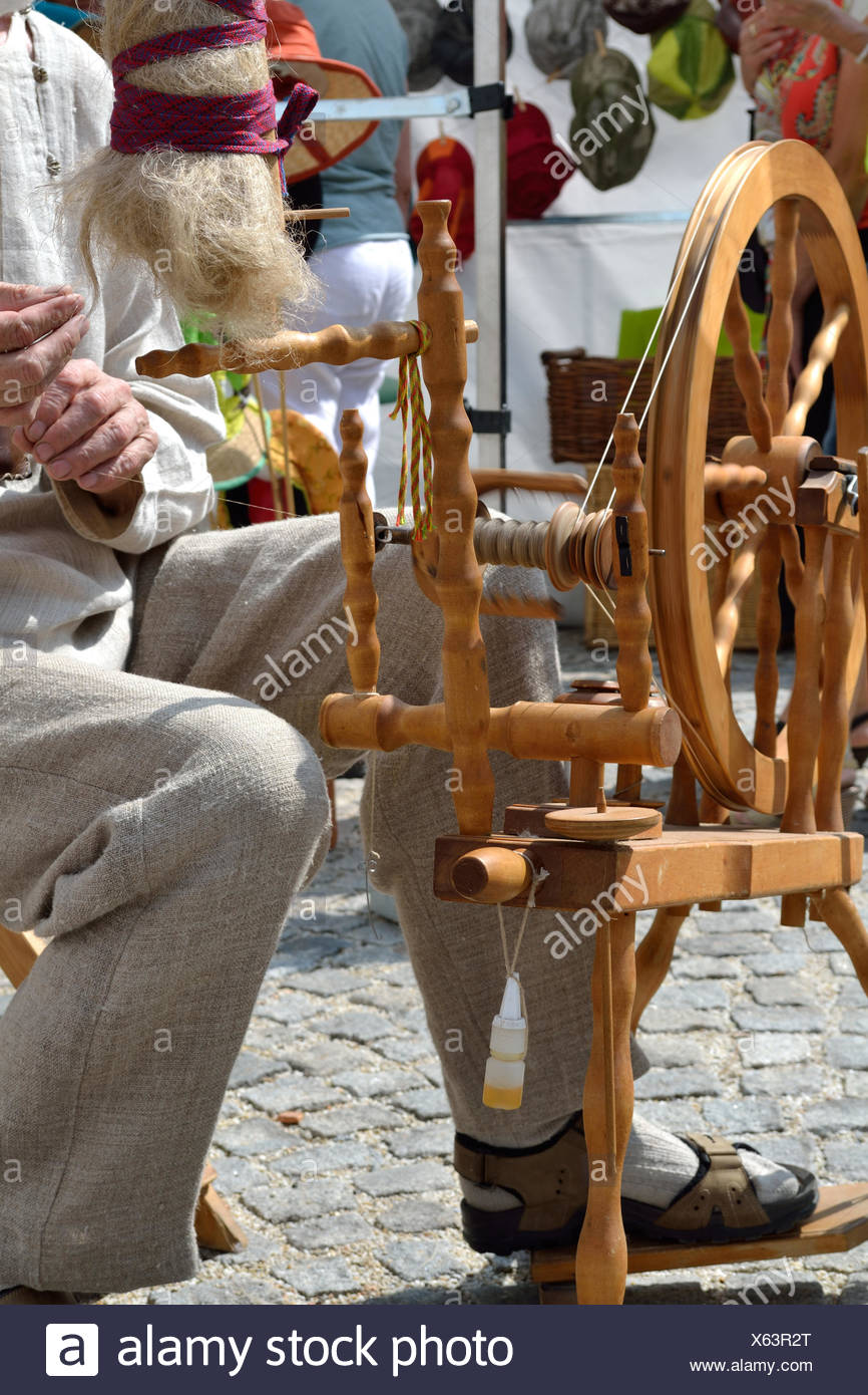 Antique Spinning Wheel Stock Photos & Antique Spinning Wheel Stock ...