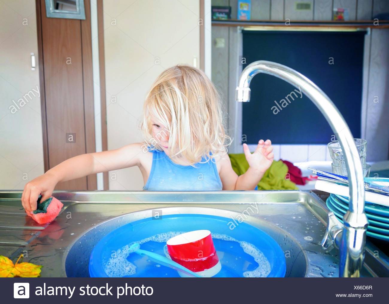 Girl Washing Dishes Stock Photos & Girl Washing Dishes Stock Images - Alamy