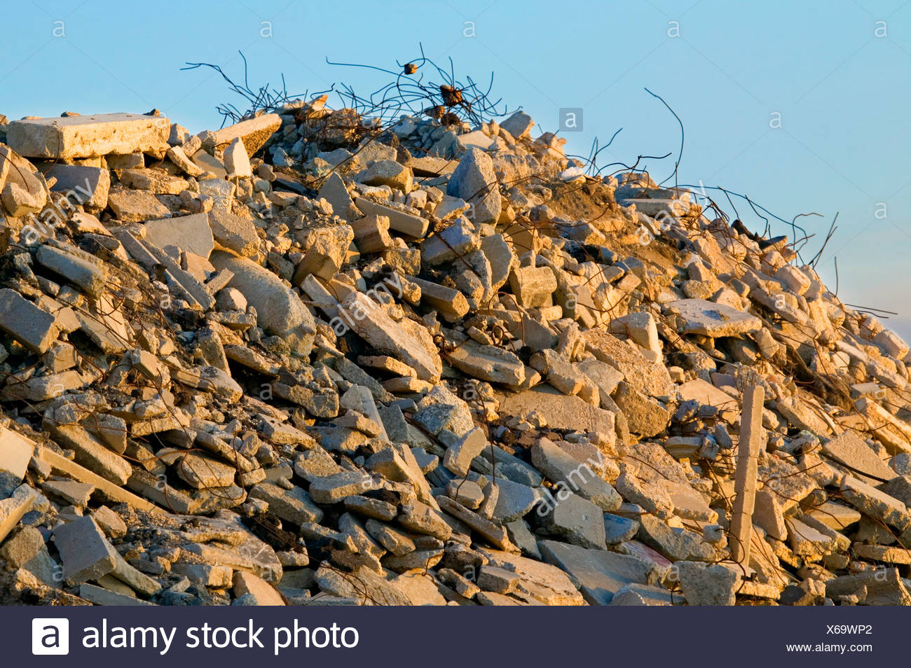 Rubble Pile Stock Photos & Rubble Pile Stock Images - Alamy