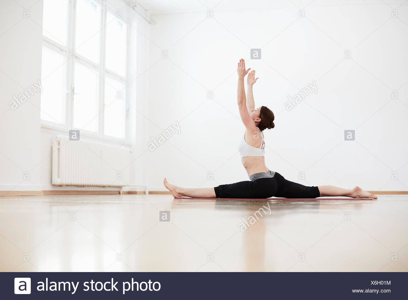 Girl Doing Splits High Resolution Stock Photography and Images - Alamy