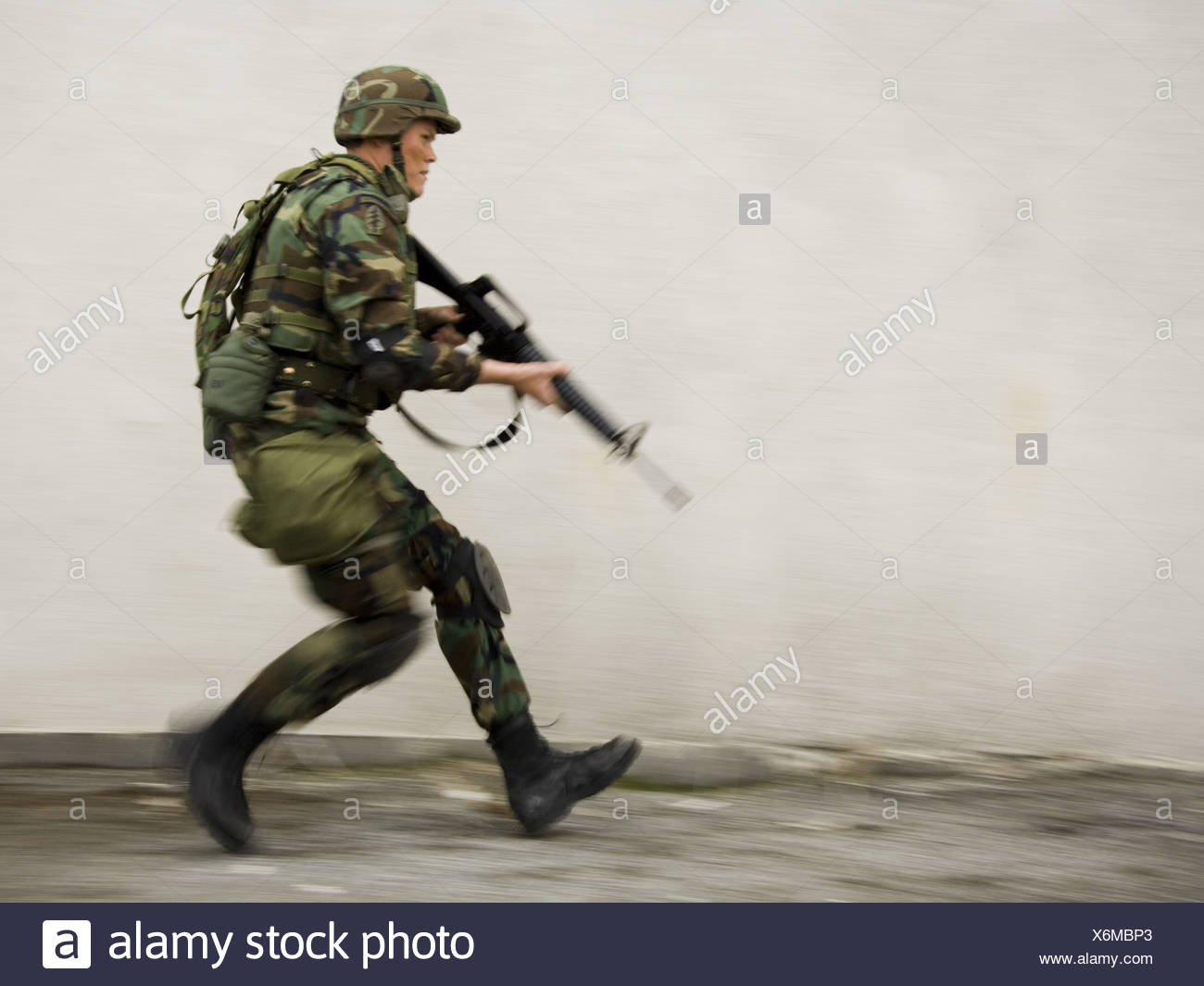 Soldier Aim Gun Stock Photos & Soldier Aim Gun Stock Images - Alamy