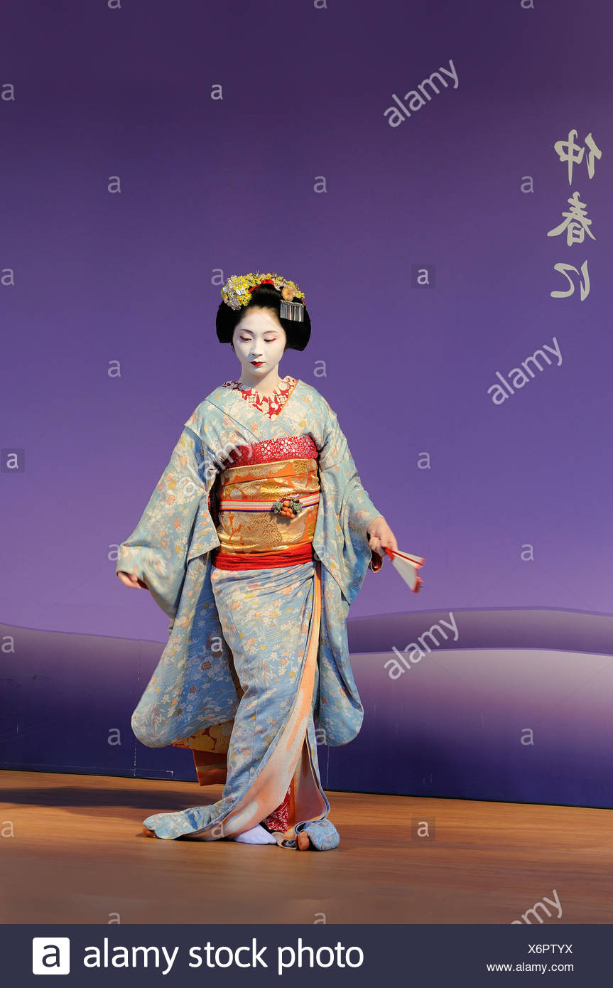 Japanese Fan Dance High Resolution Stock Photography and Images - Alamy
