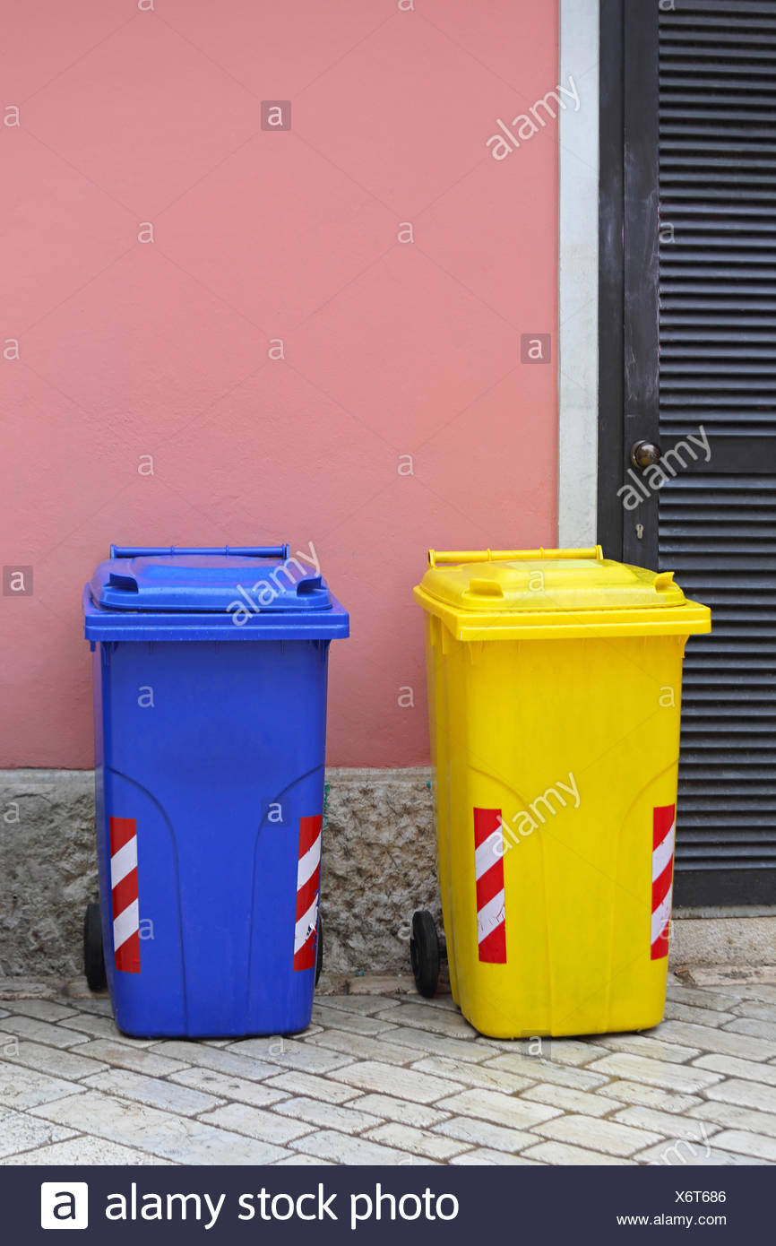 Trash Bins Stock Photos & Trash Bins Stock Images - Alamy