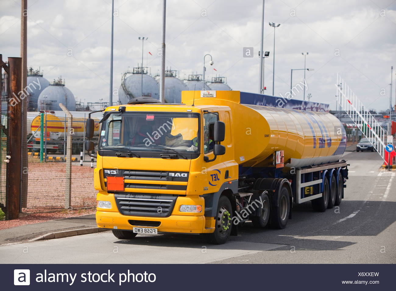 Oil Tanker Truck Stock Photos & Oil Tanker Truck Stock Images - Alamy