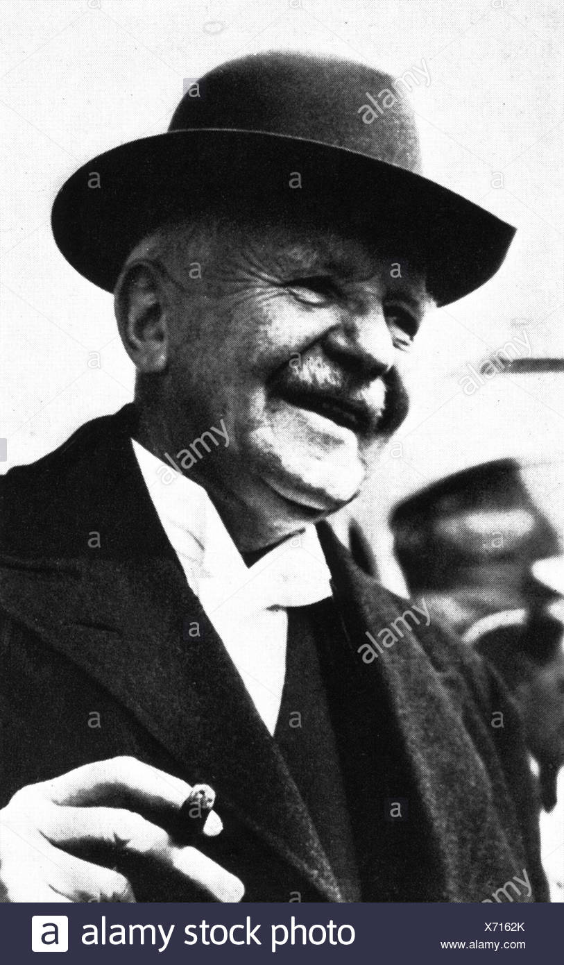 Men Smoking Cigar High Resolution Stock Photography and Images - Alamy