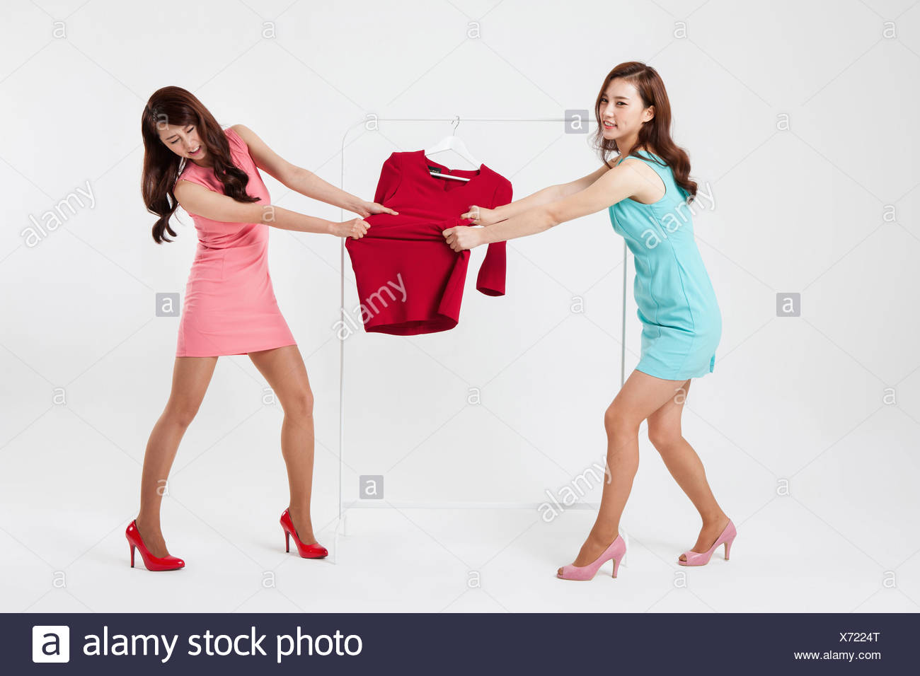 Shopping Women Fighting Stock Photos & Shopping Women Fighting Stock ...