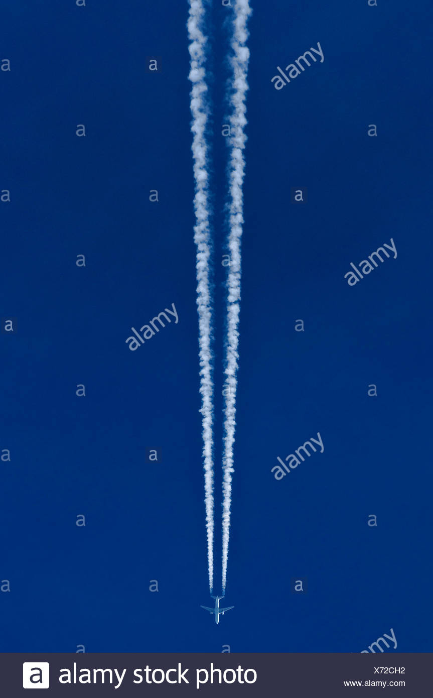 Contrails High Resolution Stock Photography and Images - Alamy