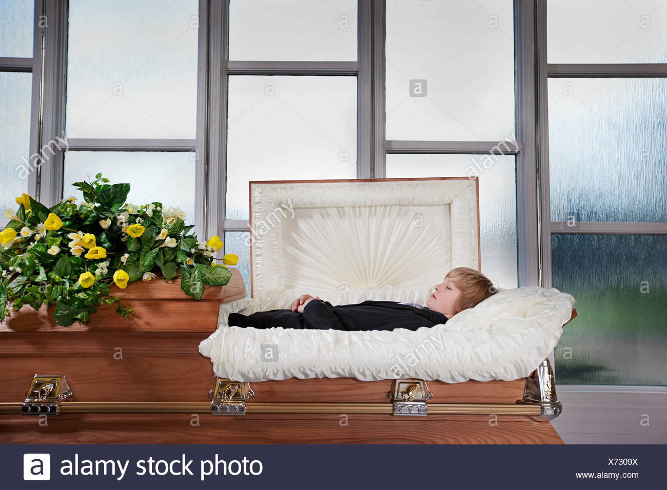 Dead Man Coffin Stock Photos & Dead Man Coffin Stock Images - Alamy