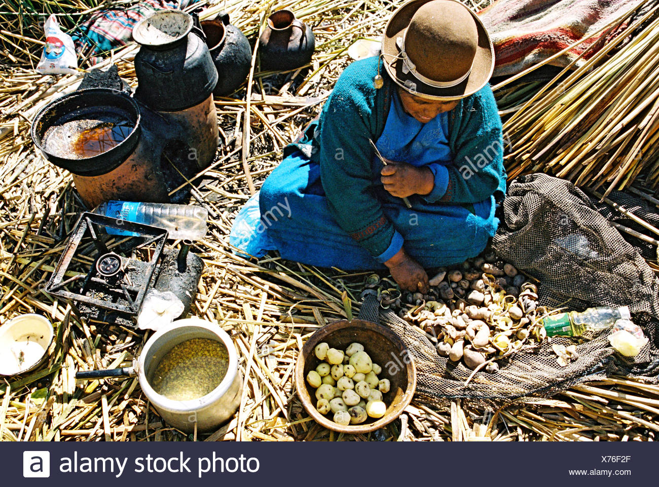 Indian Poor Woman Cooking Stock Photos & Indian Poor Woman Cooking ...