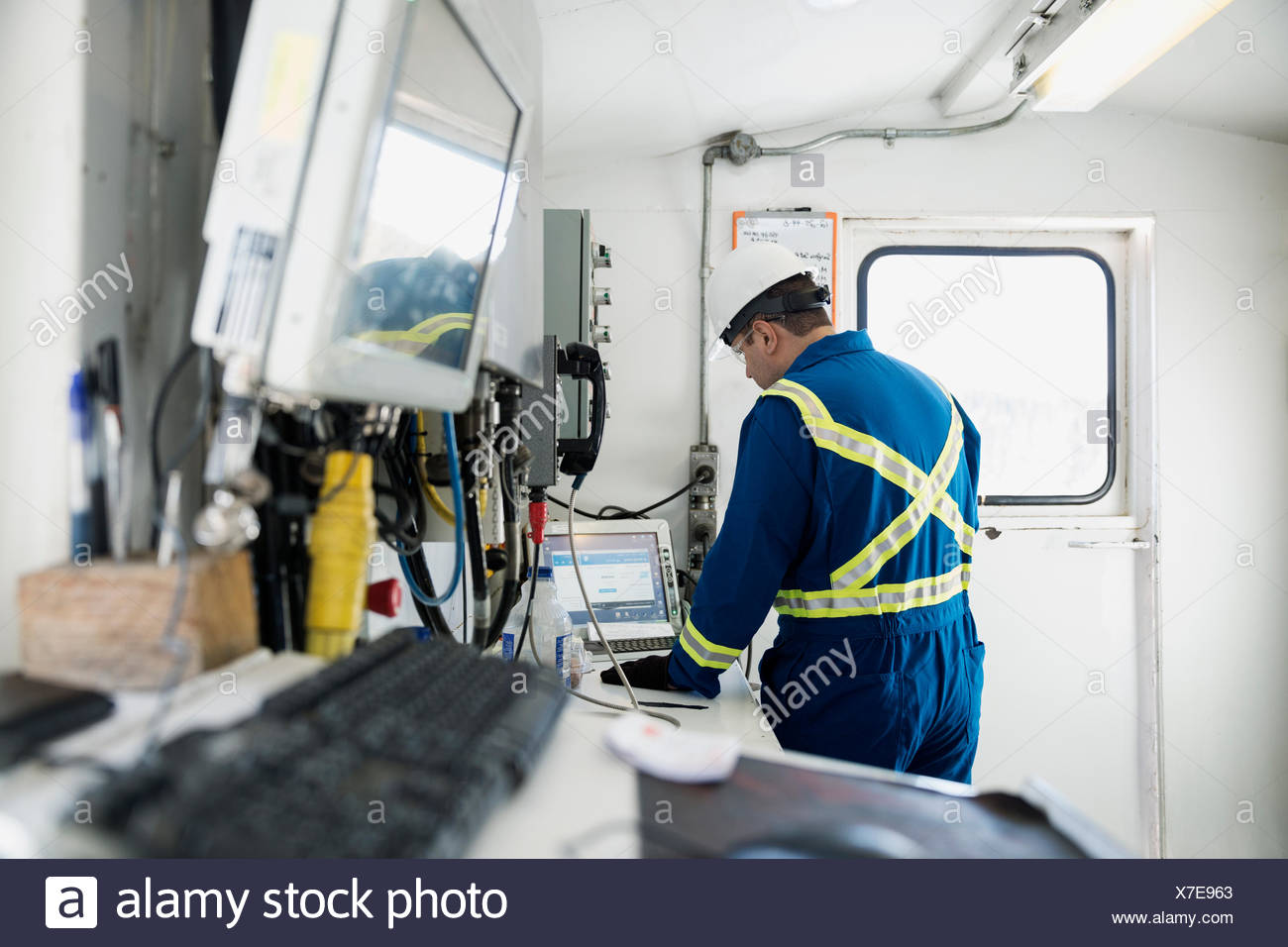 Control Room Oil Rig Stock Photos & Control Room Oil Rig Stock Images ...
