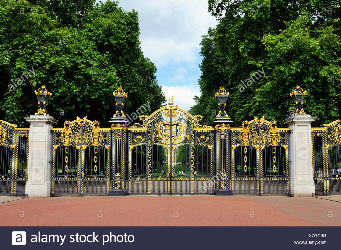 Buckingham Palace Exterior Stock Photos & Buckingham Palace Exterior ...