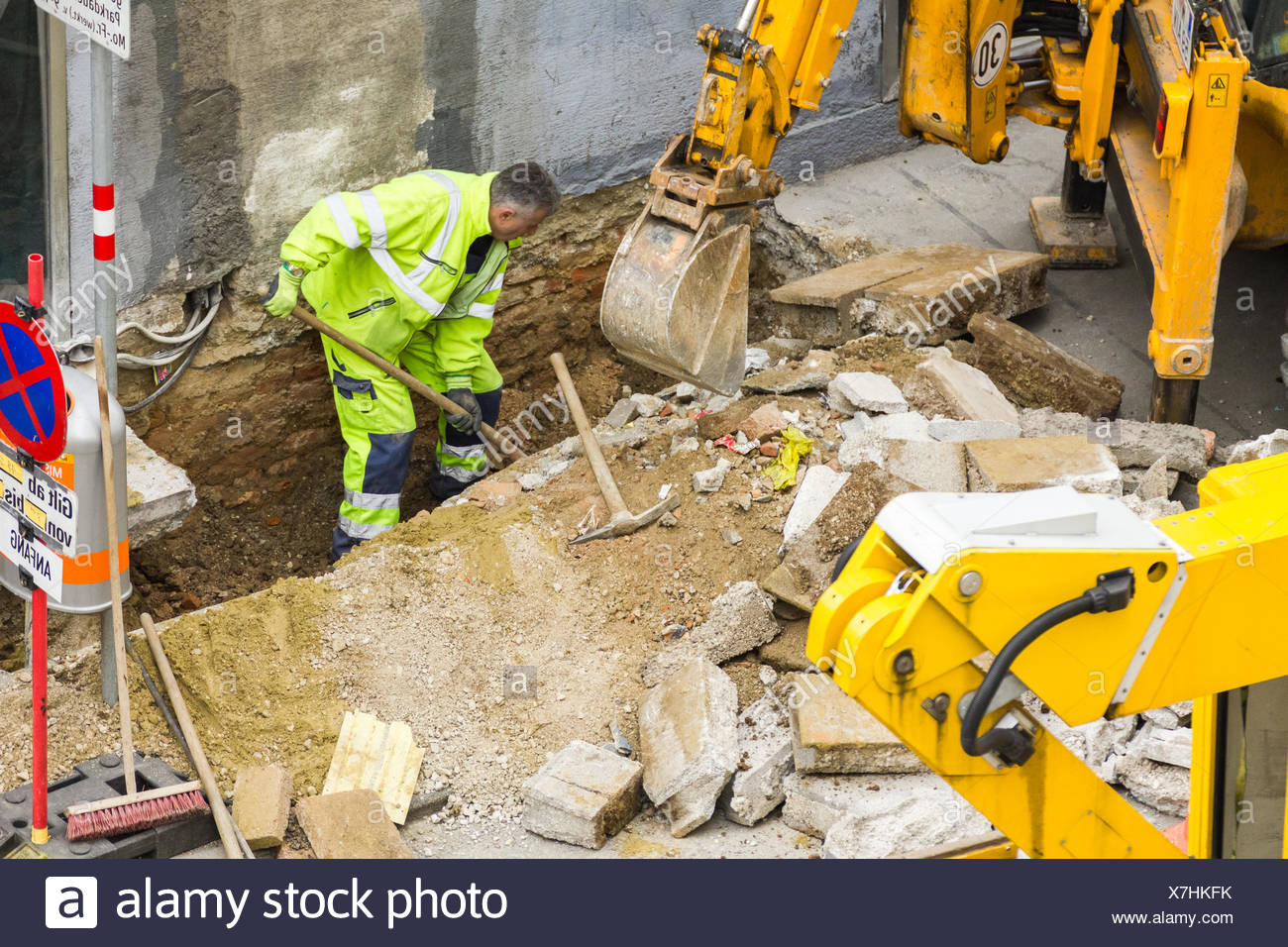 Man Digging Hole Stock Photos & Man Digging Hole Stock Images - Alamy