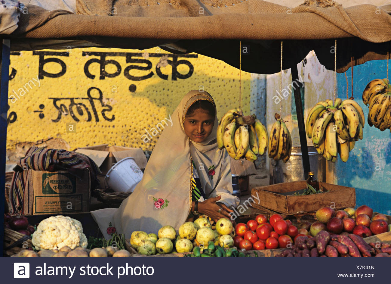 Roadside Selling India Stock Photos & Roadside Selling India Stock Images - Alamy