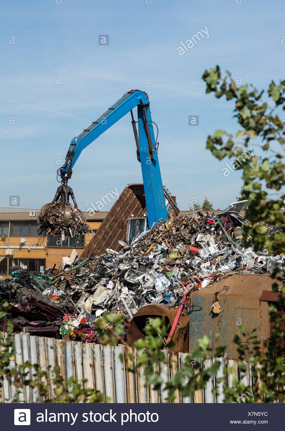 Junk Yard Crane Stock Photos & Junk Yard Crane Stock Images - Alamy