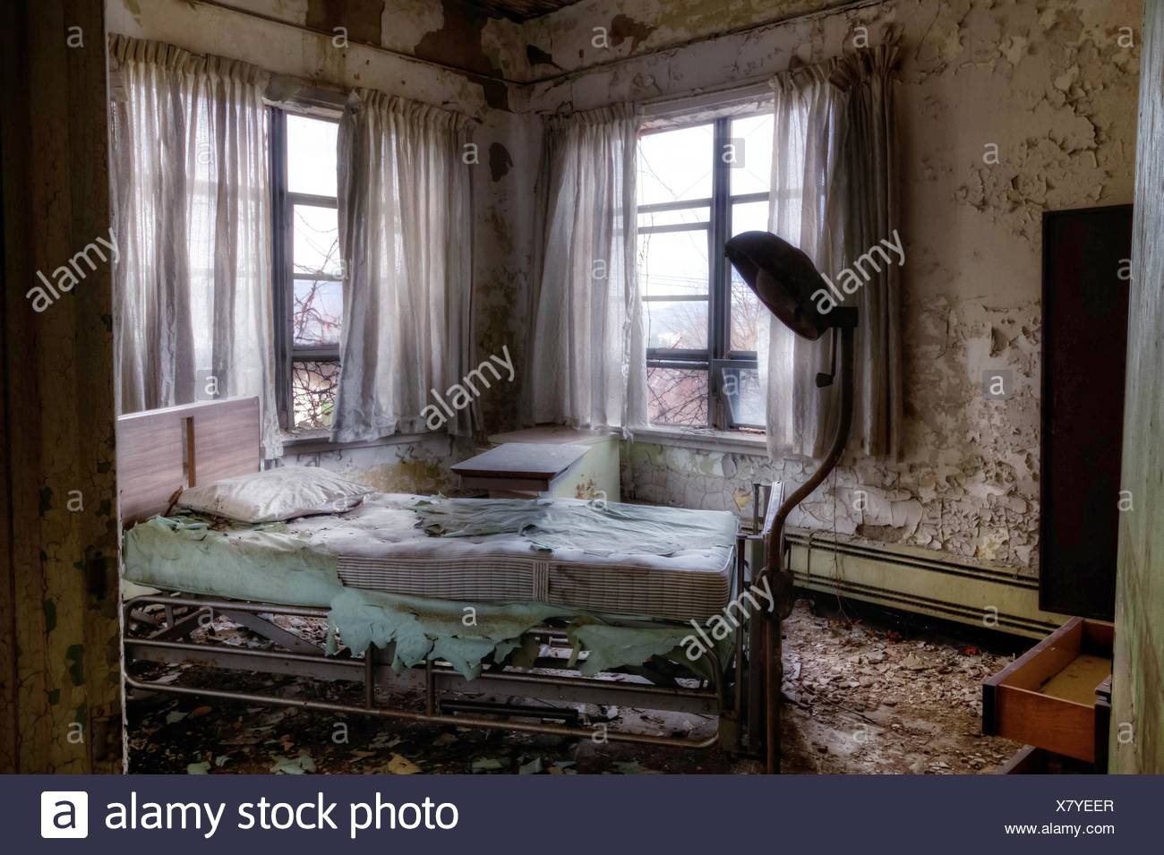 Run Down Hospital Stock Photos & Run Down Hospital Stock Images - Alamy