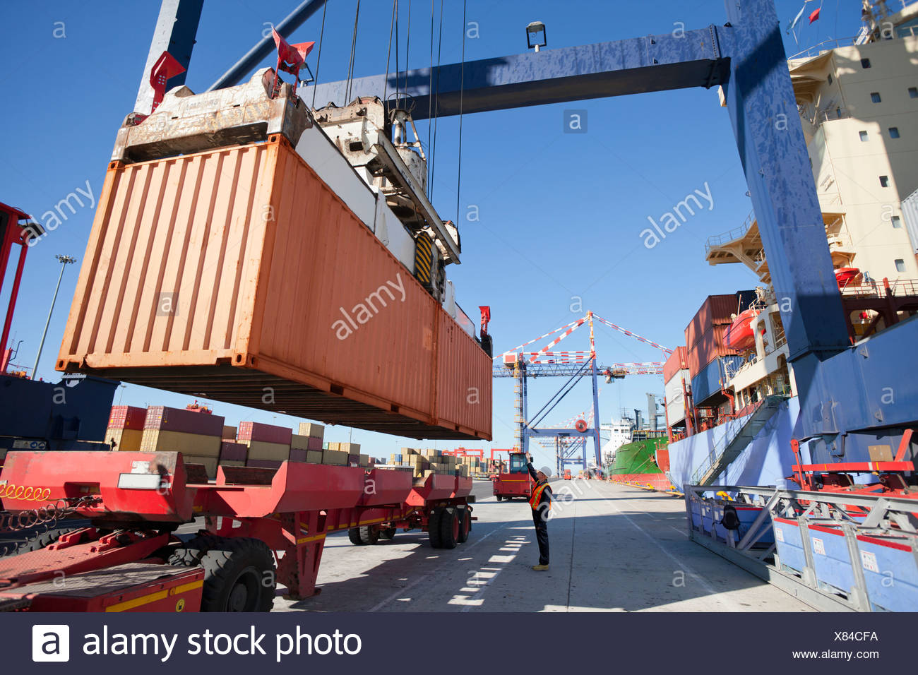 Crane And Lorry Stock Photos & Crane And Lorry Stock Images - Alamy
