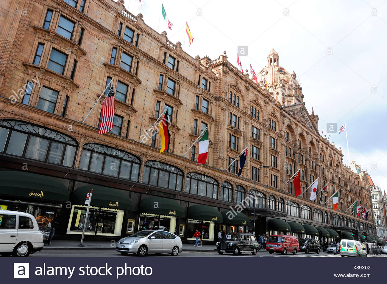 Harrods Facade High Resolution Stock Photography and Images - Alamy