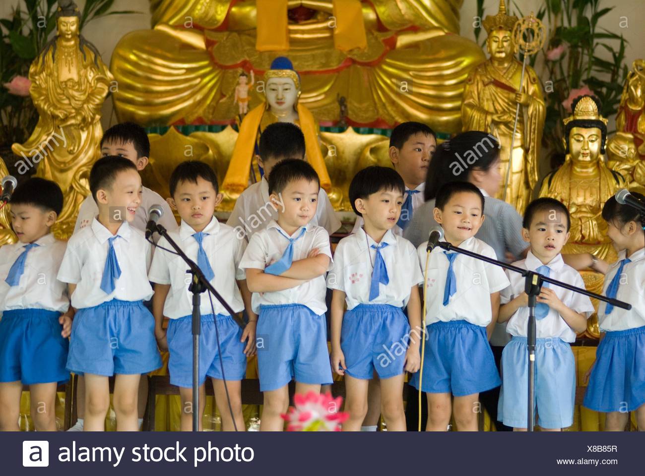 Singing On Stage Stock Photos & Singing On Stage Stock Images - Alamy