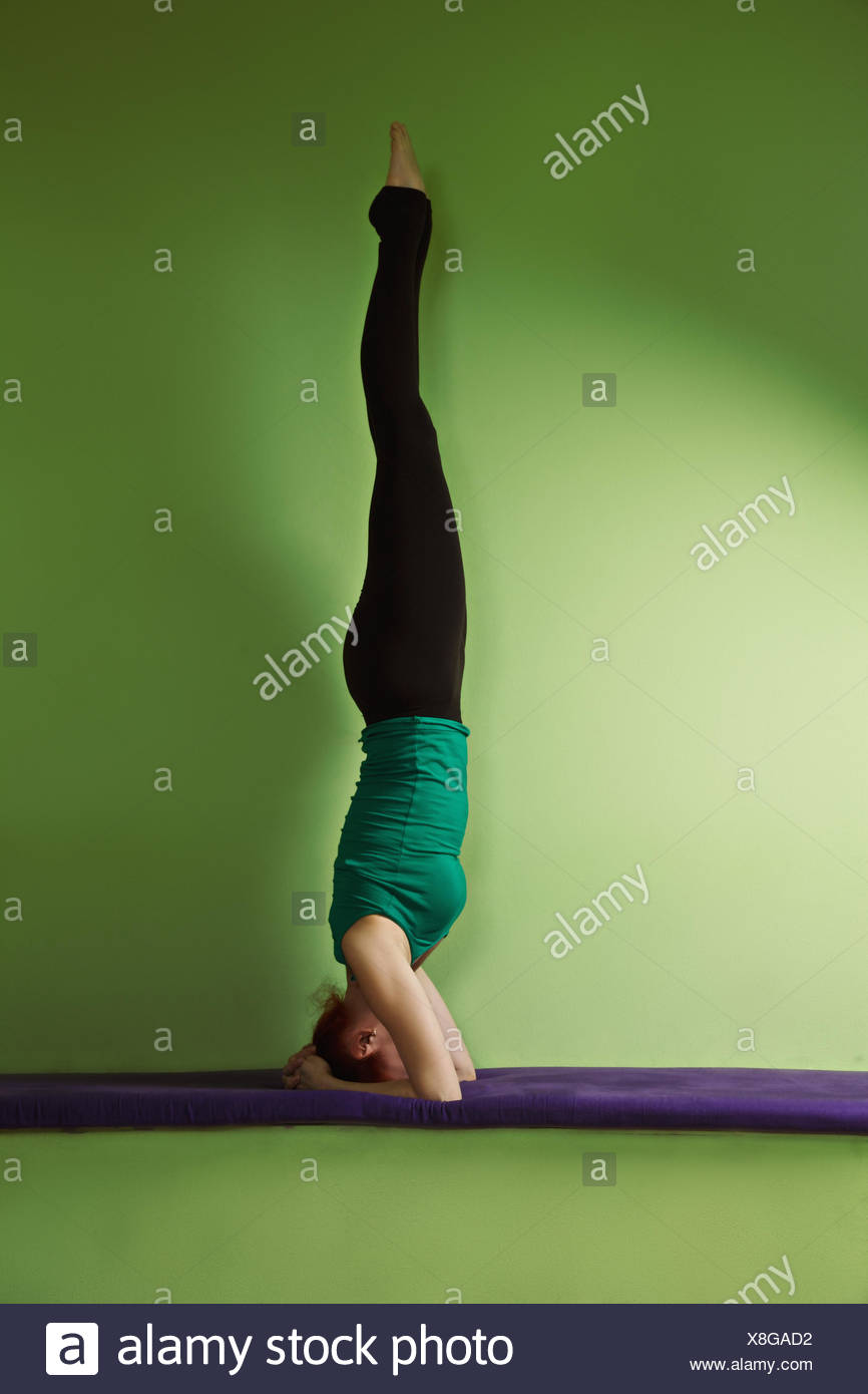 Headstand Stock Photos & Headstand Stock Images - Alamy