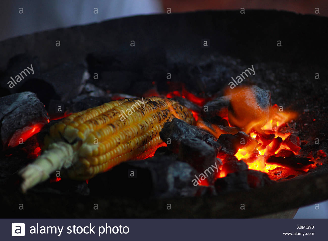 Roasted Corn On Cob Stock Photos & Roasted Corn On Cob Stock Images - Alamy